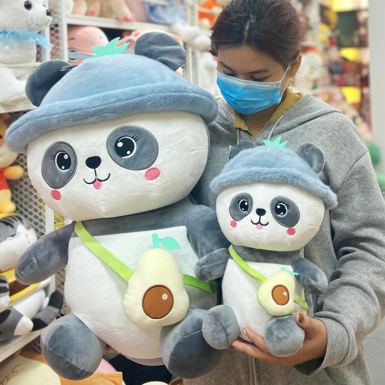 Gấu Bông Panda đội nón đeo túi - Shop Gấu Panda - gaubongcaocap.com