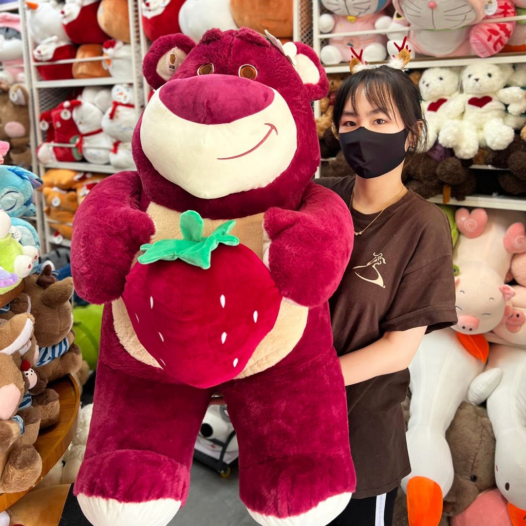 Gấu Bông Lotso ngồi ôm Dâu màu đỏ đậm - Shop Gấu Bông Lotso ...
