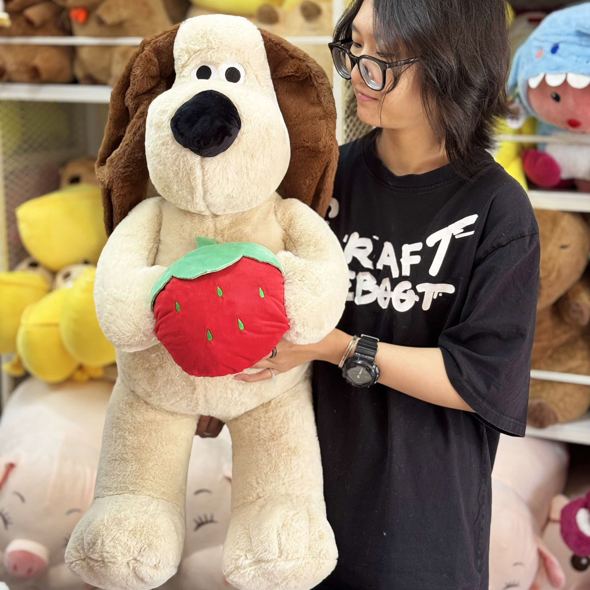 Chó Bông Gromit Ôm Dâu - Shop Chó Bông - gaubongcaocap.com