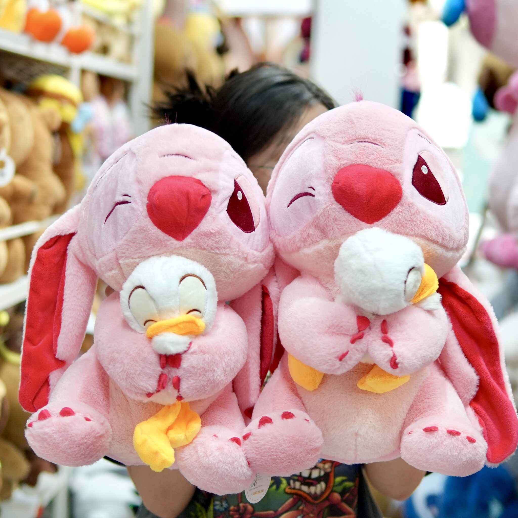 Gấu Bông Stitch Hồng ôm Vịt - Shop Gấu Bông Stitch - gaubongcaocap.com
